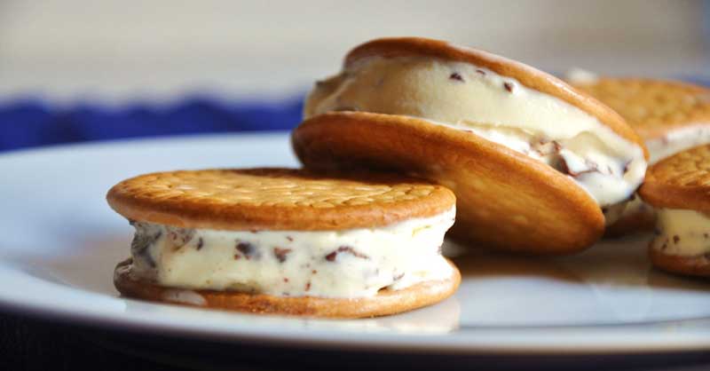 Prepara unos deliciosos sándwich de helado y galleta fácilmente