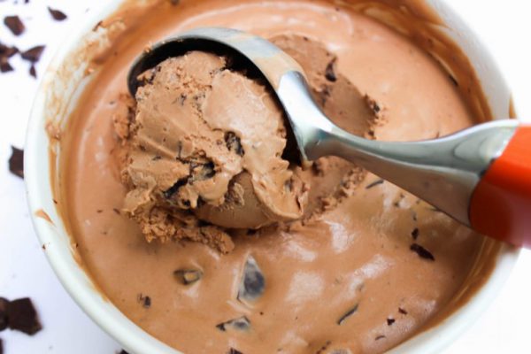 Helado de Nutella con trozos de chocolate