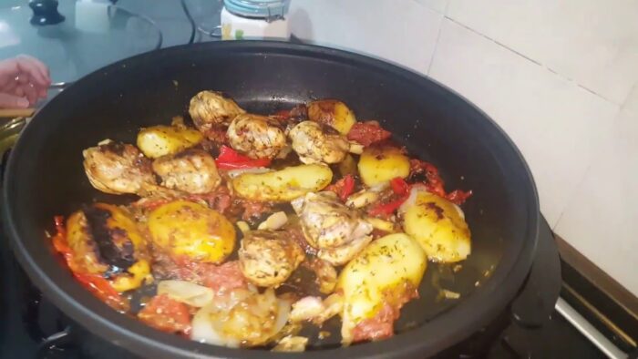 Pollo asado en sartén con pasta orzo | Receta PASO A PASO
